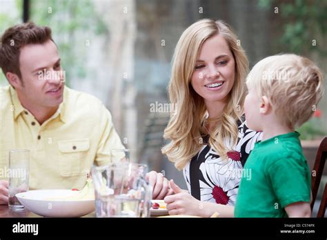 Zu Hause Bei Der Familie Stockfotos Und Bilder Kaufen Alamy