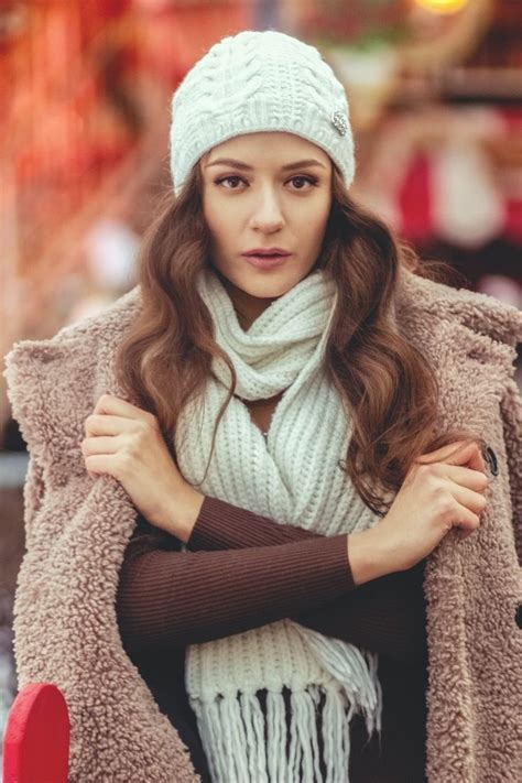 Девушка в белом шарфе и шапке In 2022 Winter Hats Fashion Hats