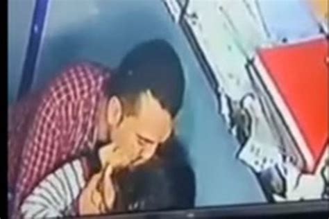فيديو صادم كاميرا مراقبة توثق لحظة تحرش موظف بطفلة داخل مكتبه المصريون