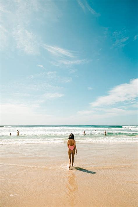 개인 공간 걷고 있는 경치 경치가 좋은 고독 고요한 고요함 뒷모습 레저 레크리에이션 맑은 하늘 모래 모래 언덕 모험 물 바다 바다 경치 비키니