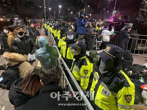 슬라이드 화보 조두순 출소현장 아수라장 된 남부교도소 아주경제