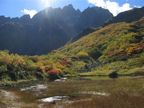 秋の剱岳パノラマ縦走 紅葉の裏剱仙人池と池ノ平山 剱沢からハシゴ谷乗越黒部ダム 4日間アルパインツアー海外国内のハイキング