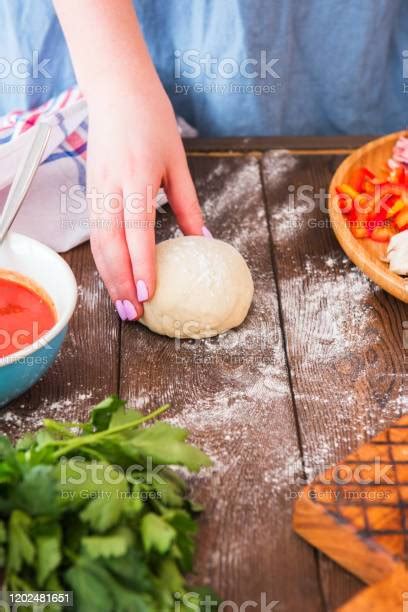 여성의 손에 원시 반죽 토마토 소스 나무 테이블에 음식 재료 꼭대기에 대한 스톡 사진 및 기타 이미지 꼭대기 날것 누워