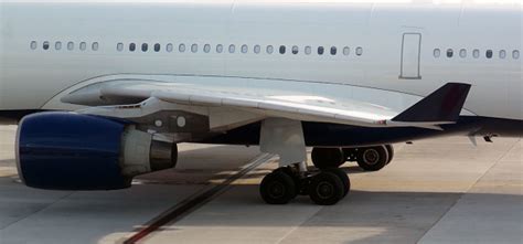 여객 비행기 엔진 타이어 그리고 공항에서 창 장면 0명에 대한 스톡 사진 및 기타 이미지 0명 공항 공항 출발 구역 Istock