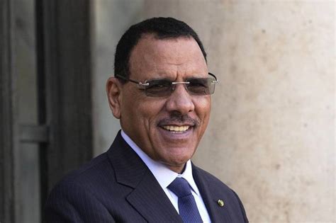 النيجر المجلس العسكري يعتزم محاكمة بازوم بتهمة الخيانة العظمى صحيفة