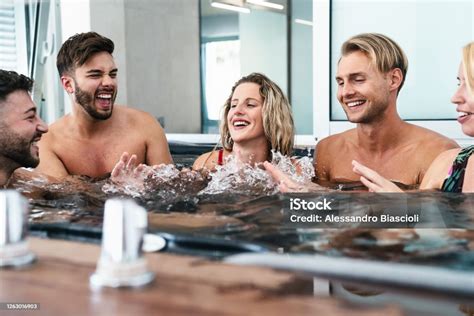 자쿠지 럭셔리 하우스에서 휴가를 즐기는 행복한 친구 온수 욕조에서 함께 즐거운 시간을 보내는 젊은 사람들 청소년 밀레니엄 세대