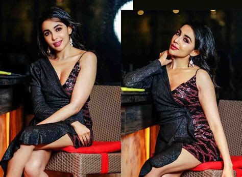 Parvati Nair Sizzling Hot Pose Filmy