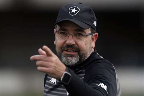 Enderson Moreira enaltece os jogadores na conquista do título do