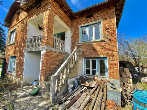 Двуетажна къща в с Вързулица Двуетажна къща 100 кв м РЗП 2000 кв м
