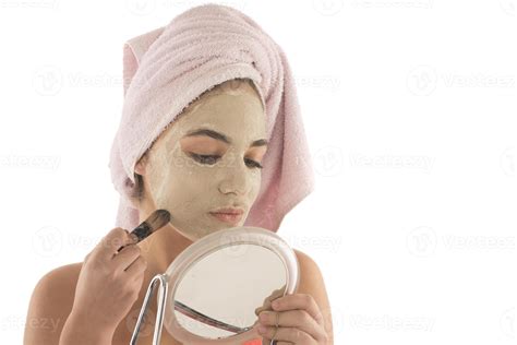 procédures de beauté concept de soins de la peau jeune femme appliquant un masque d argile de