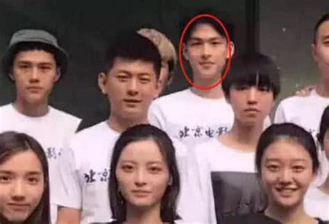 王俊凯惨遭抢镜？旧照曝光，全因同学长的太帅！ 每日头条