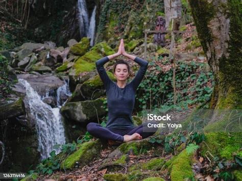 폭포의 배경에 이끼 숲에서 요가를 연습 젊은 슬림 여자 자연 개념과의 통일성 소녀 명상 앉아 요가에 대한 스톡 사진 및 기타