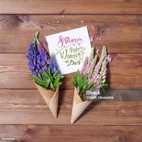 8 3 월입니다 행복 한 여성의 날 핑크와 파란색 루피 너 스 꽃 카드 International Womens Day에 대한 스톡