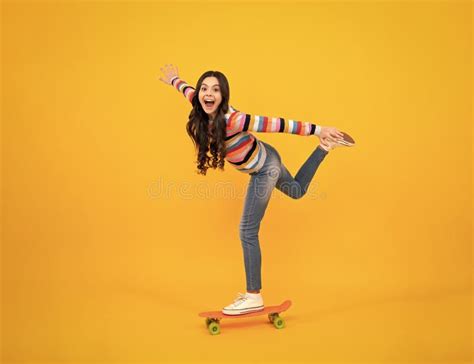 Adolescente Surpreendido Modelo De Moda Adolescente Excitado Em