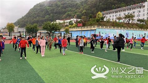黔西南州兴义市东贡小学足球社团开班（图文） 兴义