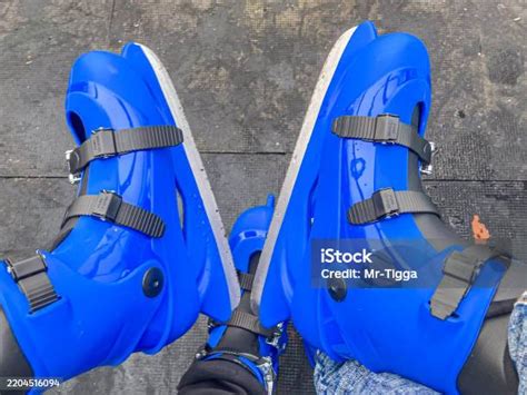 물 위에서 레크리에이션으로 사용하기 위해 바인딩이 열린 파란색 수상 스키를 탄 사람의 사진 개념에 대한 스톡 사진 및 기타 이미지 개념 개념과 주제 구도 Istock