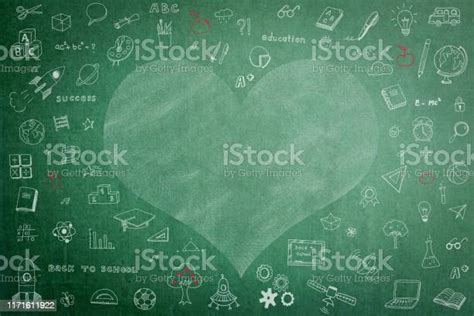 녹색 칠판에 낙서 자유형 흰색 분필 그리기 와 심장 복사 공간 다시 학교와 교사의 날 개념에 대한 교육 교사 교육 관련 직업에 대한 스톡 사진 및 기타 이미지 Istock