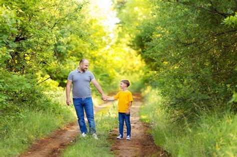 Glückliche Familie Vater Und Sohn Gehen Im Sommer Händchen Haltend Im