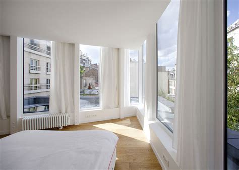 Noel Dominguez Adds Timber Cube House Into Parisian Garden