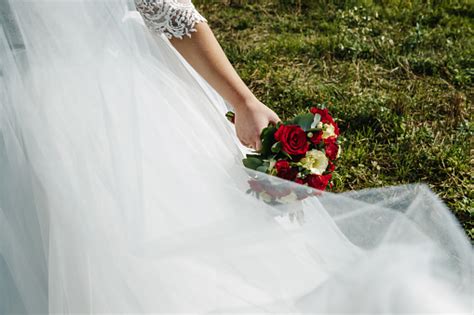 빨간색과 흰색 장미와 결혼식 꽃다발을 들고 신부 닫습니다 결혼 의식에 대한 스톡 사진 및 기타 이미지 결혼 의식 결혼식