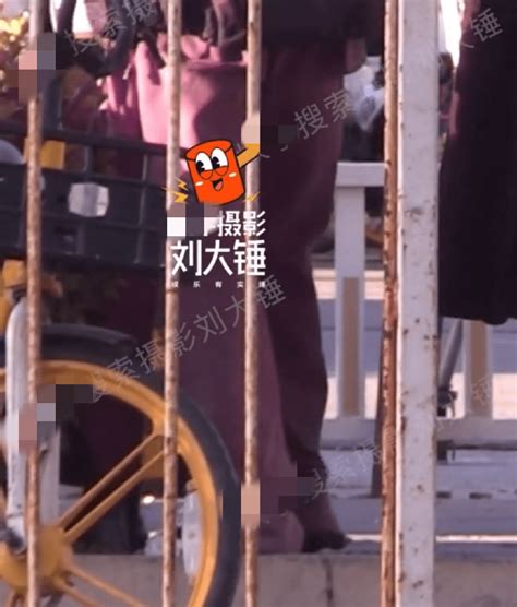 刘雅瑟出行街边抽烟 两次随手丢弃烟头用脚踩灭 搜狐大视野 搜狐新闻