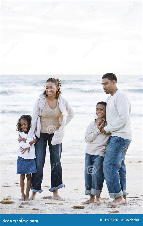 Famille Afro américain Heureux Ensemble Sur La Plage Image stock Image du fille denim 12825261