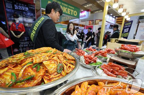 고물가에 무한리필 프랜차이즈 시장으로 뉴스1