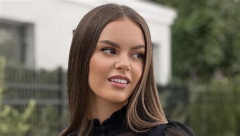 Виктория Капитонова лъсна чисто гола на СНИМКИ в нета