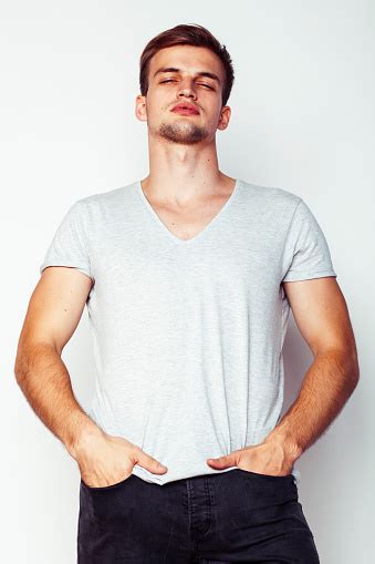 젊은 잘 생긴 십대 힙스터 남자 포즈 감정 행복 미소 에 대 한 흰색 배경 고립 된 라이프 스타일 사람들 개념 남성에 대한 스톡 사진 및 기타 이미지 Istock