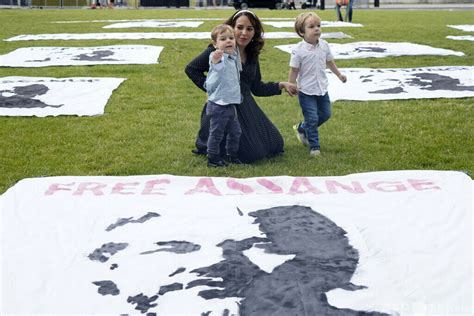 アサンジ被告に結婚許可 英刑務当局 写真5枚 国際ニュース：afpbb News