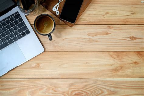 나무 테이블에 사무실 액세서리와 함께 노트북입니다 사업 배경 및 복사 공간을 제공합니다 0명에 대한 스톡 사진 및 기타 이미지 0명 개념 개념과 주제 Istock