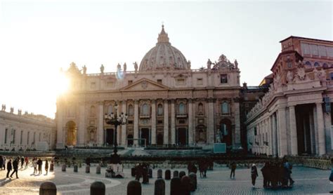 Un Exdiplomático Y Sacerdote Del Vaticano Acusado De Pornografía Infantil