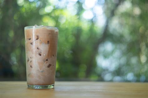 신선한 우유가 부어진 나무 테이블에 아이스 커피가 자연 배경이 있는 상쾌한 음료를 보여줍니다 가득 찬에 대한 스톡 사진 및 기타 이미지 Istock