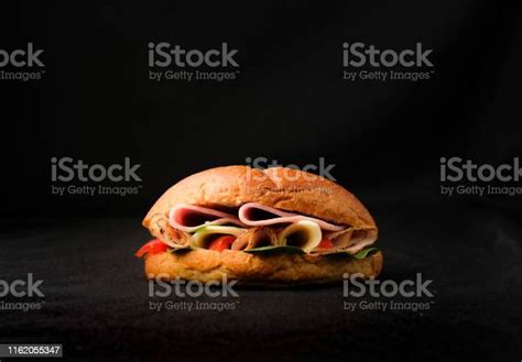 햄 치즈 베이컨 토마토와 맛있는 고전적인 Blt 샌드위치 아침 식사와 패스트 푸드 식사 격리 된 검은 색 배경 나무 및 텍스트