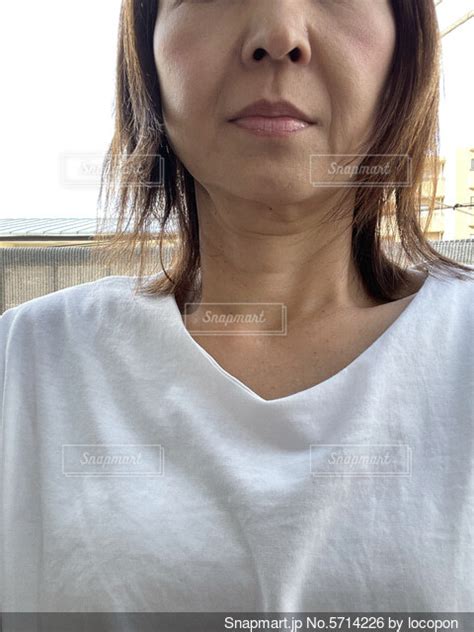 目を閉じる女性の写真・画像素材 5714226 Snapmart（スナップマート）