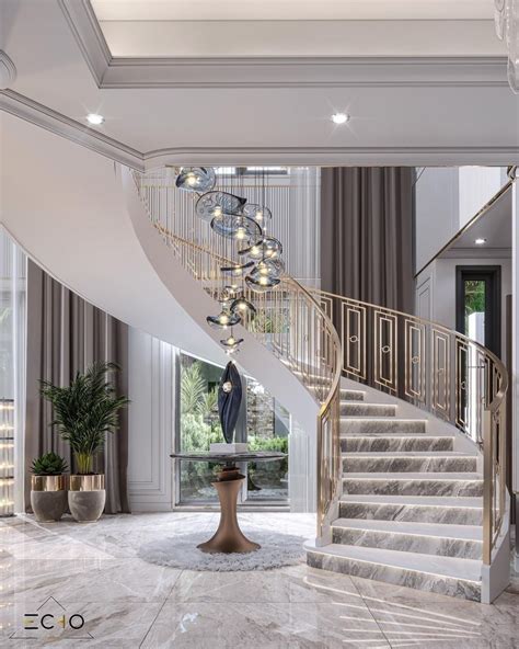 Escalera De Caracol Con Candelabro Y Suelo De Mármol