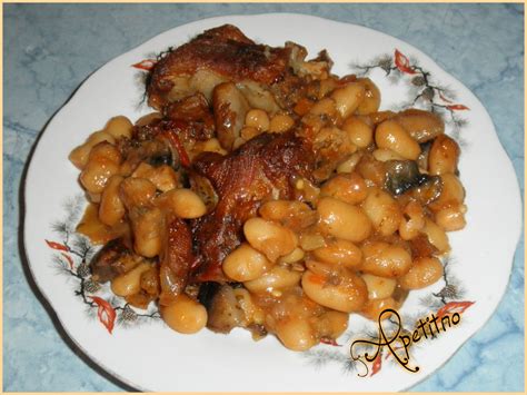 Боб със свински гърди и гъби на фурна