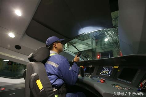 他们被称为“动车医生”，为中国最快速的高铁列车做检修
