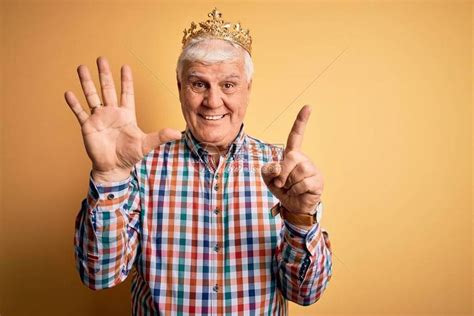年长英俊的白发男子高清图片下载 正版图片504621550 摄图网