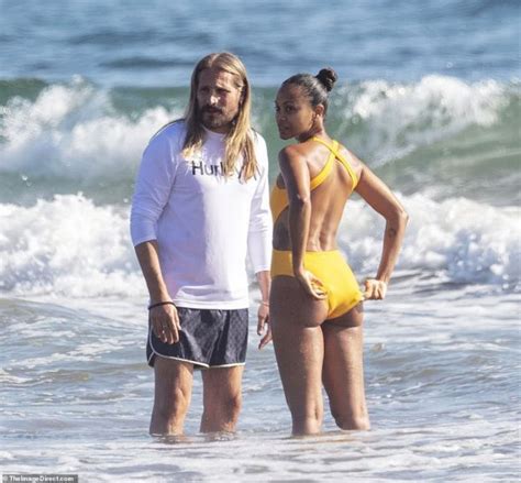 Zoe Saldana Juicy Ass In Malibu 14 Photos The Fappening