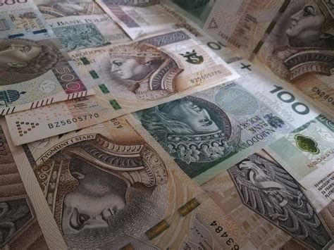 Pensja minimalna 2023 Za miesiąc podwyżka wynagrodzeń kolejna za pół roku oto kwoty 2 12 22