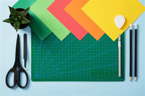 종이 공예 작업 테이블 Flatlay 취미 도구 녹색 절단 매트 가위 공예 칼 연필 지우개 색종이 텍스트를 위한 공간입니다 Diy에 대한 스톡 사진 및 기타 이미지 Istock