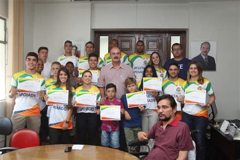 Atletas destaques do Esporte em recebem certificado de Honra ao Mérito Rádio Santana FM