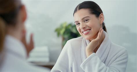 미소 반사 그리고 웰빙을 위한 화장품 미용 및 피부과 욕실에서 여성 여성 집 소녀 거울 메이크업 및 스킨 케어 트리트먼트 결과 및 청소 25 29세에 대한 스톡 사진 및