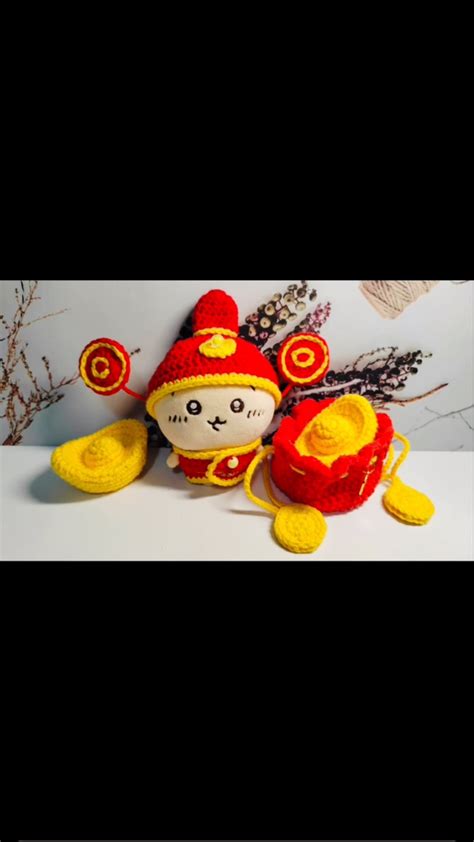 娃衣小舖 大家期待許久的🔥新年款娃衣🔥登場啦🥰🥰🥰！！！ 🌟每套財神娃衣，含：「一頂財神帽衣服」 👉均可以加購「金元寶」、「福袋」！ 開放少量預購中～ 吉依卡哇ちいかわ🇯🇵