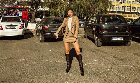 ФОТО Најпознатата македонска писателка покажа дека знае да биде и многу секси Breaking News