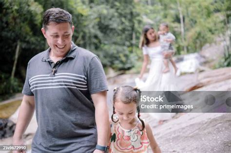 사랑스러운 아이들과 함께 하는 가족 여행과 아시아에서 함께 여행하는 폭포 열대 국가 사랑스러운 가족 여행을 즐깁니다 12 17
