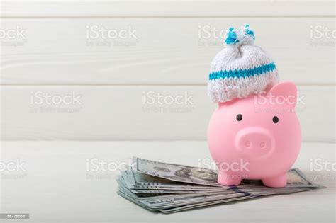 저축 개념입니다 돼지 저금통과 질감 배경에 돈 난방 절약의 개념 텍스트를 위한 위치입니다 복사 공간 가격에 대한 스톡 사진 및