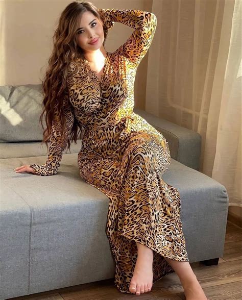 Pin By Mj G On Reta Curvy Woman Beautiful Girls Dresses Curvy Women