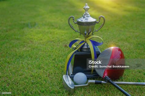 아름다운 골프 코스에서 골프 클럽과 골프 공이있는 녹색 잔디에 골프 챔피언 트로피 골프에 대한 스톡 사진 및 기타 이미지